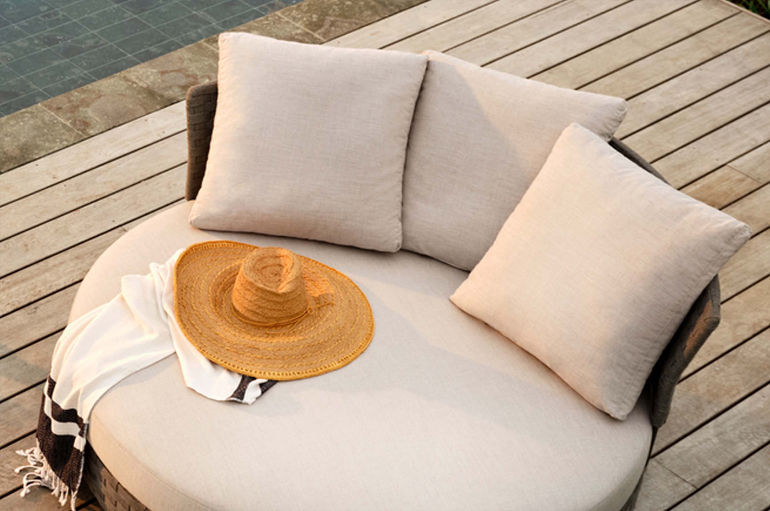 Delta Outdoor Circle Sofa